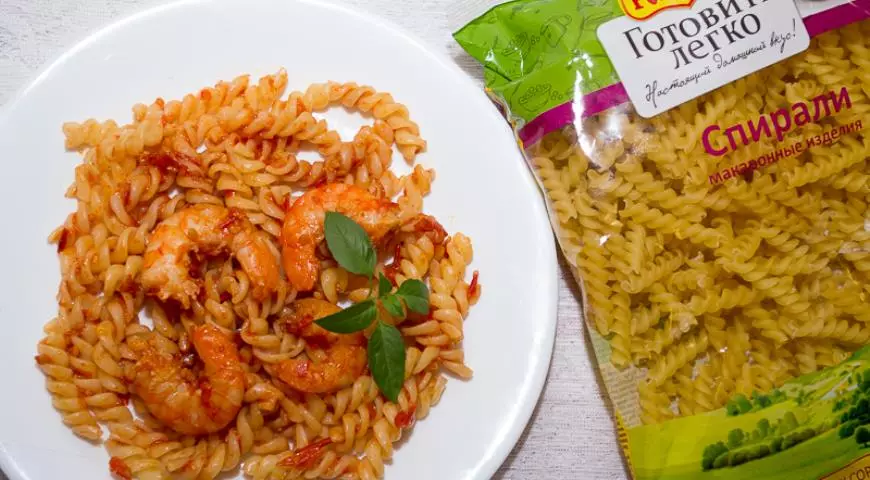 Pasta s krevetami a omáčkou sušených rajčat je připravena k krmení