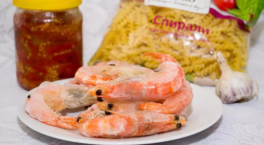 श्रद्धेय और सूखे टमाटर के shrimps और सॉस के साथ पास्ता के लिए सामग्री तैयार करें