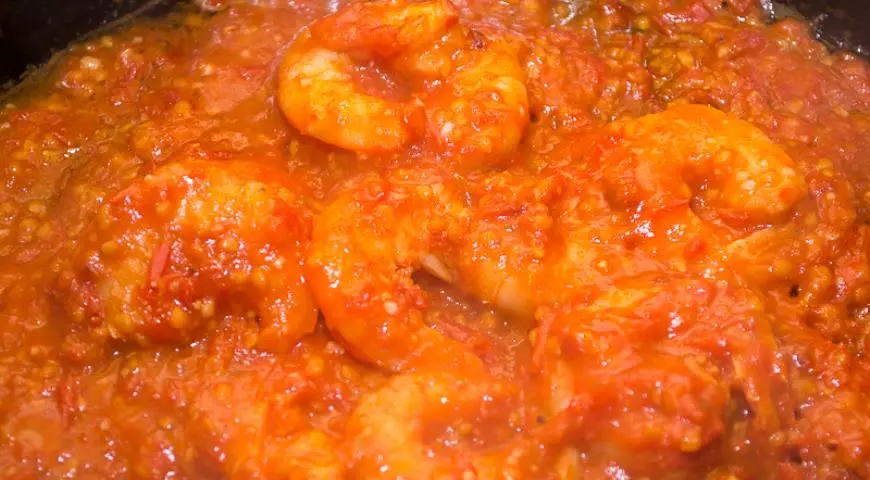 Afegir a salsa de gambes