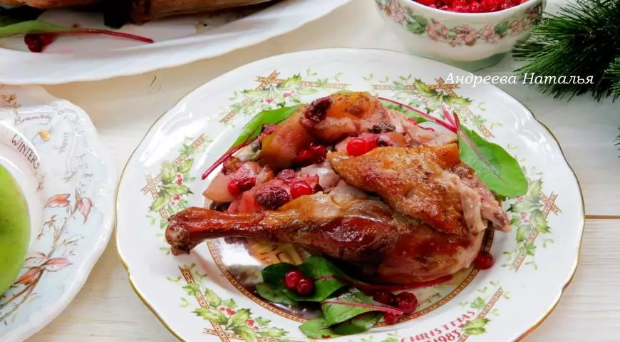 Stock Foto Cooking recipe: duck with apples and lingonberry, step number 8