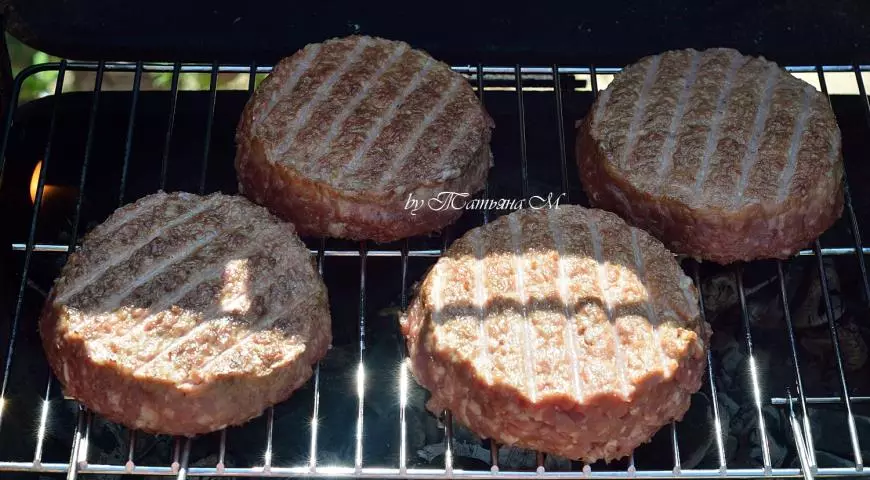 Fry Cutlets voor hamburgers met een wortelvulling op de grill