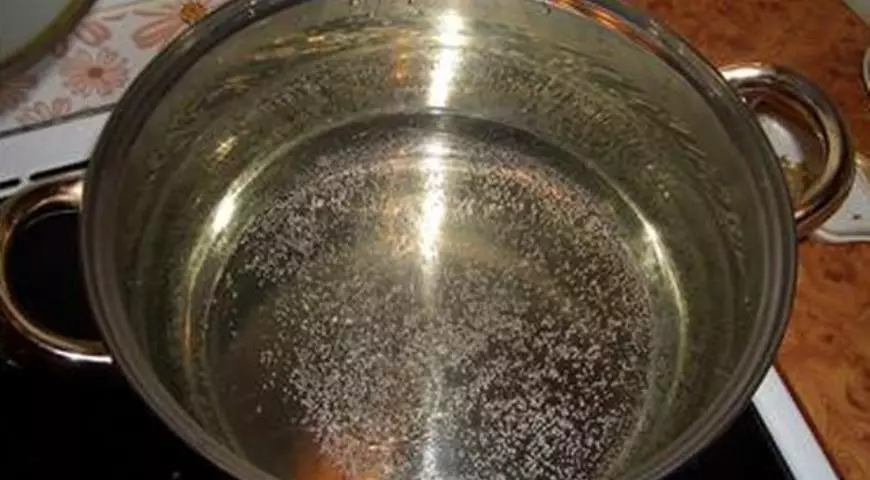 Faire bouillir de l'eau dans une autre casserole