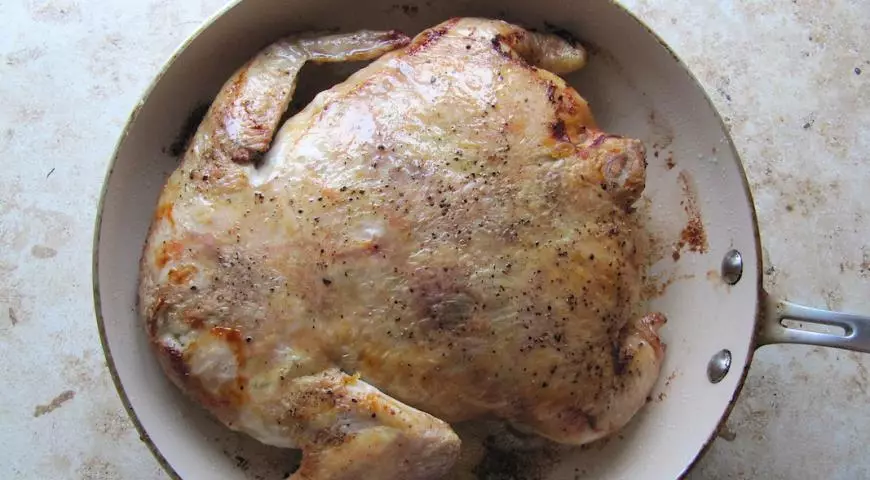 Steka kycklingen från två sidor till en gyllene skorpa, täcka plattan, sätt förtrycken