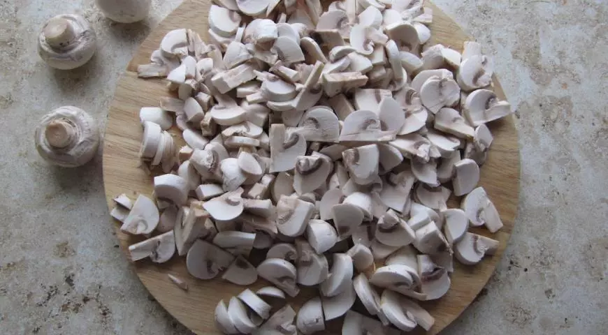 Tisztított gombák lemezekre vágva