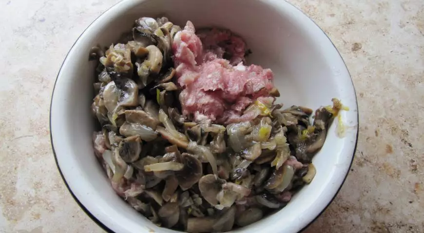 蘑菇和洋蔥的混合物添加豬肉碎肉