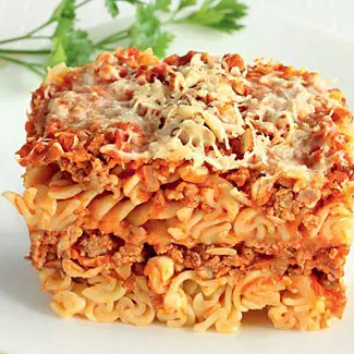 Pasta Casserole hamwe ningurube na almond