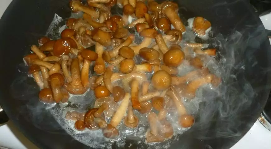 Fry mushrooms sa langis ng gulay na may pagdaragdag ng bawang