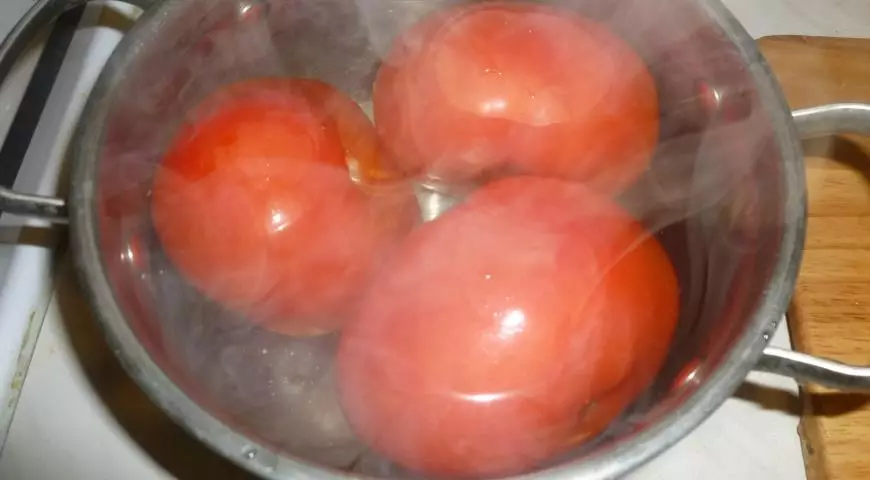 Verwijder de schil met tomaten, verpletter het vlees