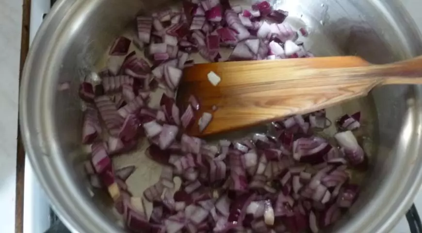 Braten Zwiebeln auf Olivenöl bis zur Bereitschaft