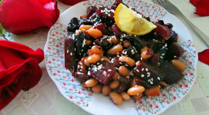 Beet salad na may beans at prunes.