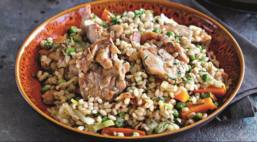 Semplice alimenti fatti in casa - pollo con orzo e verdure