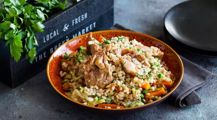 Nourriture maison simple - poulet avec orge et légumes 2