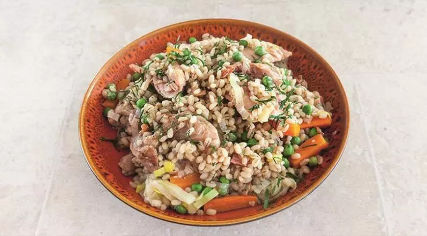 Foto della preparazione della ricetta: semplice cibo fatto in casa - pollo con orzo e verdure, numero 7