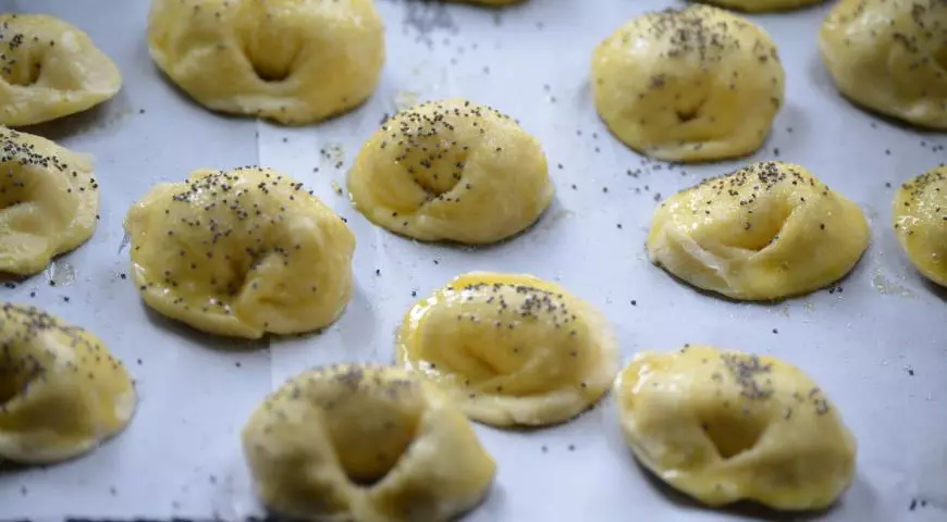 Nous formons des petits pains avec la marmelade de la pâte