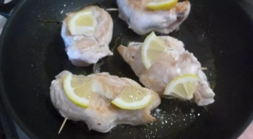 Dina hayam iklas thyme sareng lemon, nambihan anggur sareng balanja ka kesiapan