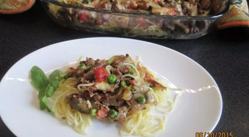 Pag-andam sa karne nga casserole nga adunay mga utanon ug spaghetti