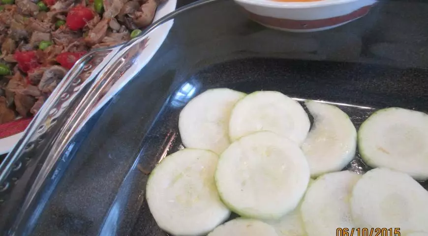 Mikaylap sa porma sa hiwa nga zucchini, top nga pagbutang spaghetti