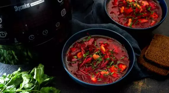 Borsch Sorsch sareng kol sareng kacang bodas dina cooker anu laun, léngkah-léngkah-léngkah kalayan poto sareng poto