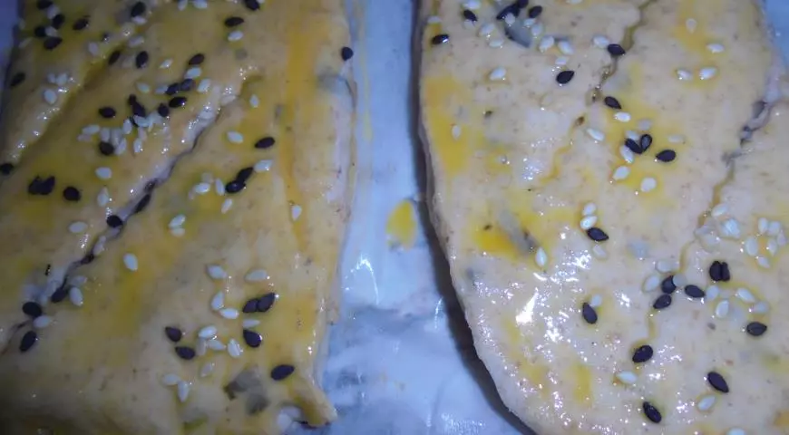 Frakti pite me një yolk dhe spërkatni në susam