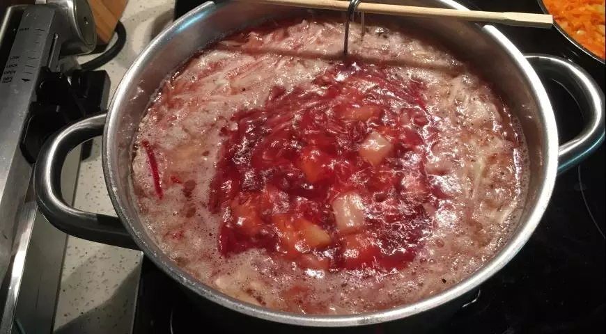 Lägg till grönsaker Stew Beets och laga 10 minuter