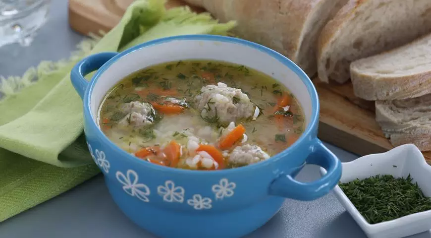 Sup dengan bakso dan beras, resipi langkah demi langkah dengan gambar