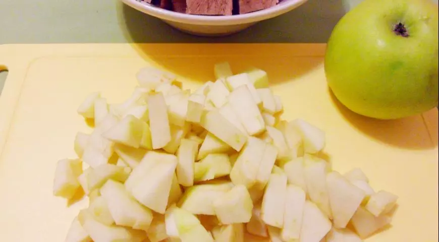Klar och klippa äpplen för soppa med anka