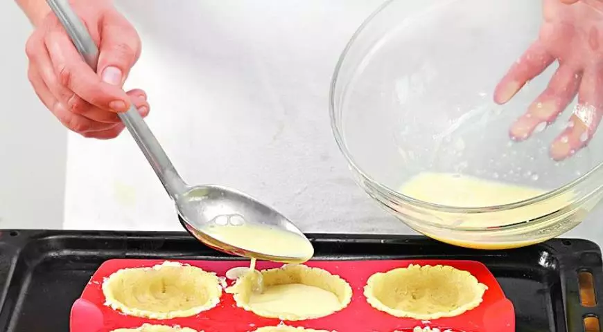Φωτογραφία της προετοιμασίας της συνταγής: tartlets με γλυκιά κρέμα από αυγά Cesharki, βήμα αριθμός 5