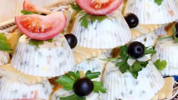 Salad bayi "Olivier" nganggo hunchback, léngkah-undur-undur sareng poto