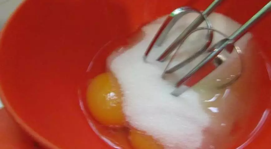 Αυγά μαστίγιο με ζάχαρη και αλάτι