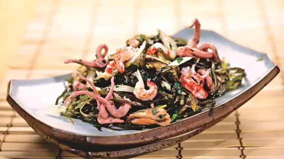 Seafood salāti ar jūras veltēm, soli pa solim recepte ar fotogrāfijām