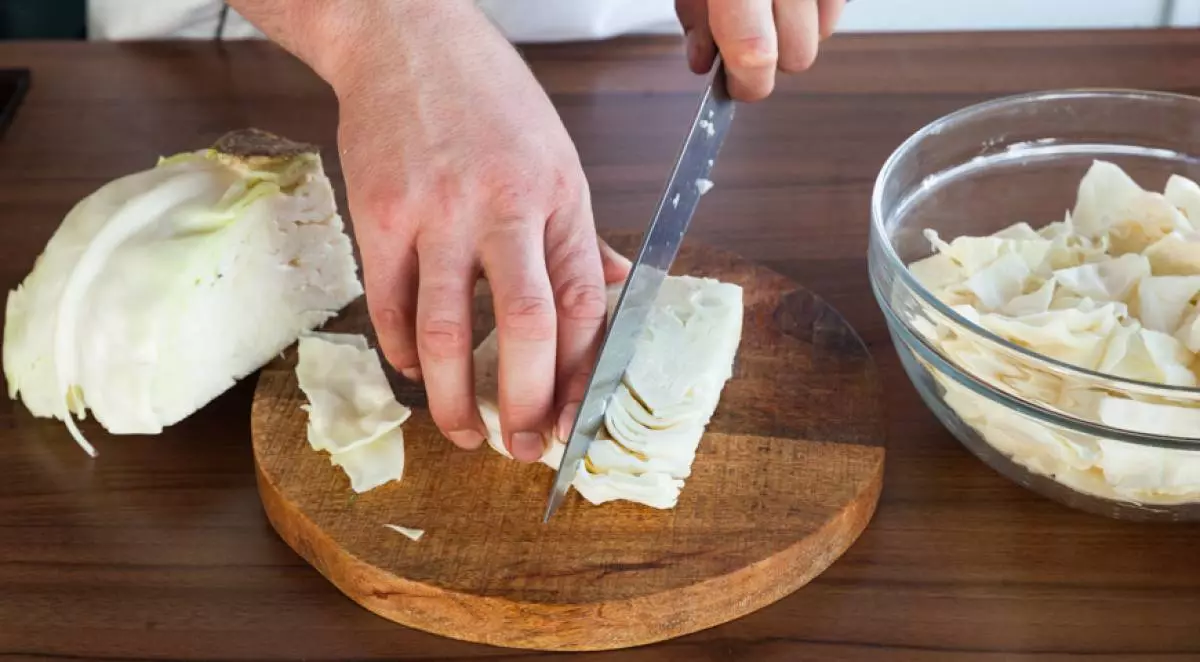 Gemarineerde Koreaanse kool. Snijd de bladeren met grote plakjes