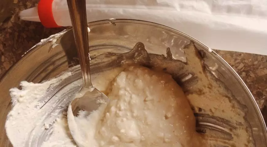 Ανακατέψτε το τυρί Cottage με το βούτυρο και τη ζάχαρη σε σκόνη
