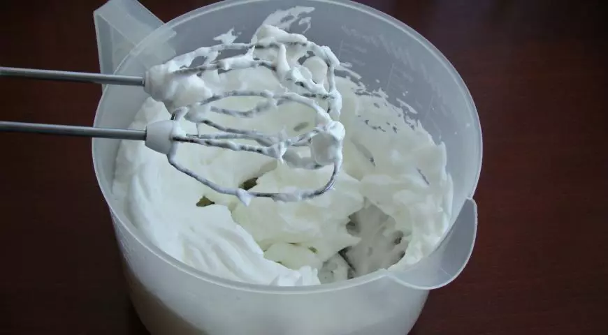 Foto de stock Receta de cocina: pastel con leche condensada hervida y almendra, paso número 7