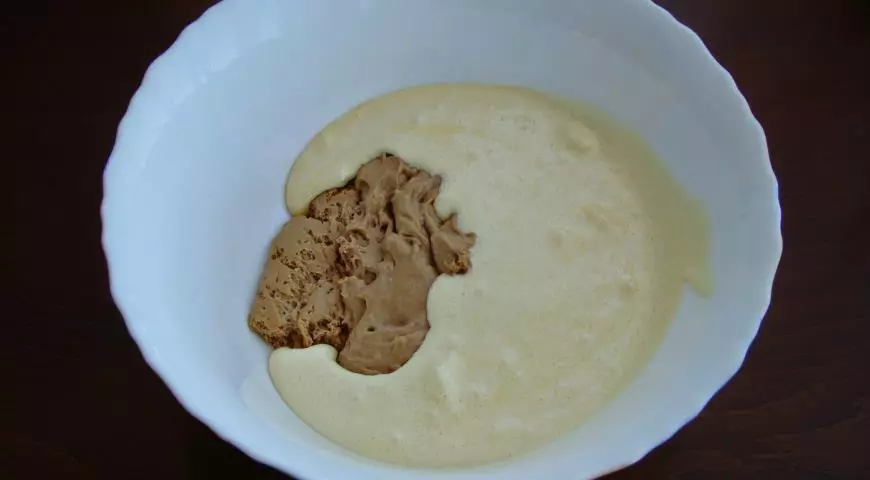 Stock Foto Cooking Recipe: Kake med kokt kondensert melk og mandler, Trinn nummer 8