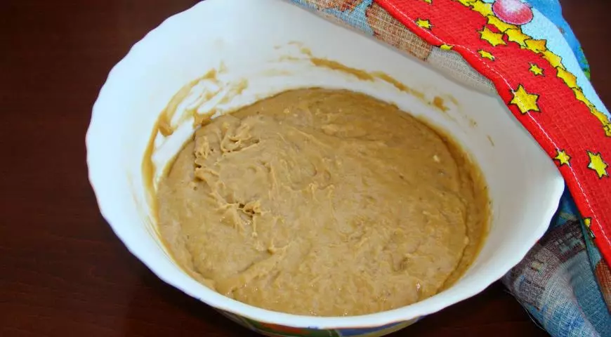 Stock foto madlavning opskrift: kage med kogt kondenseret mælk og mandler, trin №13