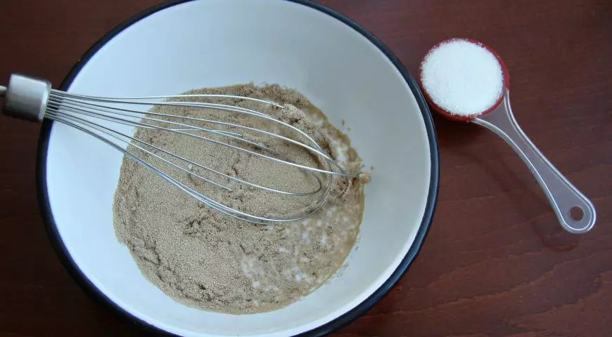 Stock Foto kuhanje recept: kolač s kuhanim kondenziranim mlijekom i bademima, korak 1