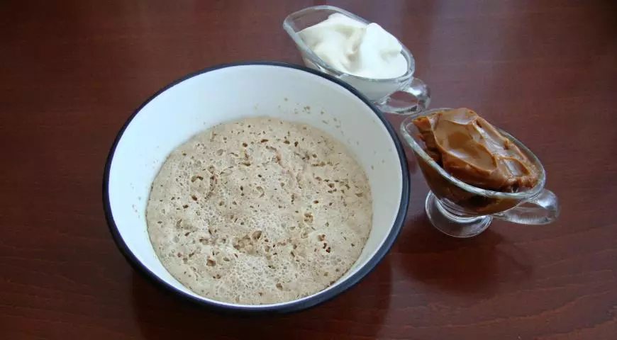 Stock photo vaření recept: dort s vařeným kondenzovaným mlékem a mandlemi, krok číslo 2