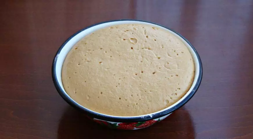 Ang resipe sa Stock Foto Pagluto: cake nga adunay gilat-an nga condedsed nga gatas ug almond, lakang №4