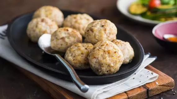 Chicken Meatballs na may pinausukang aroma, step-by-step recipe na may mga larawan