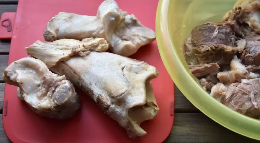 Samostatné kosti z mäsa, opravu bujónu a odstráňte korenie