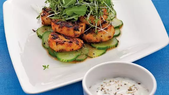 See ScAppope Salad met komkommersous, stap-vir-stap resep met foto's