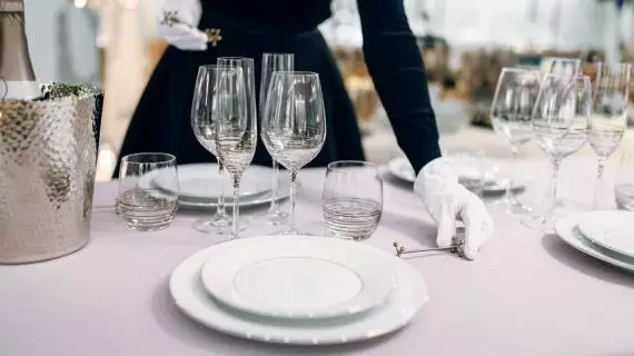 Ons dien die tabel soos in die Buckingham-paleis: 10 eenvoudige wenke vir 'n feestelike aandete