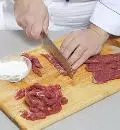 Setšoantšo sa Recipe: Beefstrogen le Champignons ka Cooker e liehang, mohato oa 2