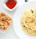 Spaghetti dengan udang dan kaviar merah siap
