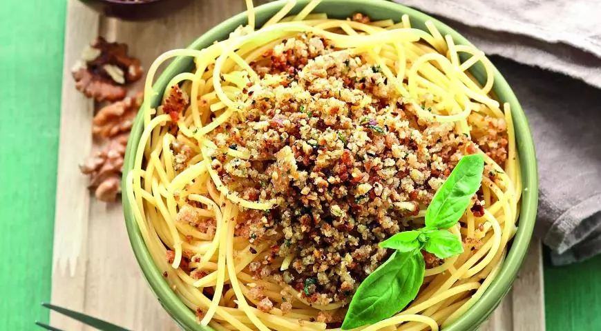 Spaghetti dengan taburan renyah