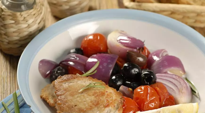 Svinekjøtt med tomater og oliven, trinnvis oppskrift med bilder