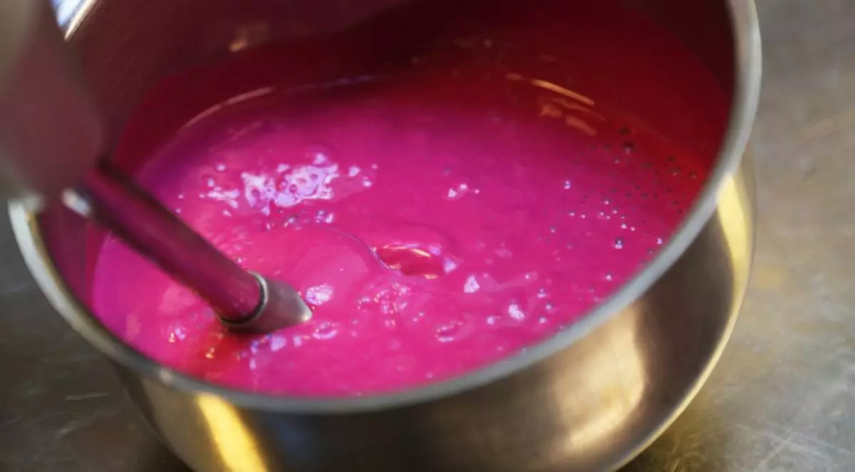 Mix to homogeneity baked beets with robust or yogurt