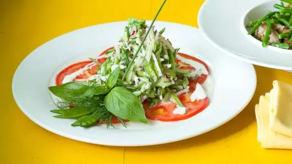 Salade mei tomaten, stap-by-stap resept mei foto's