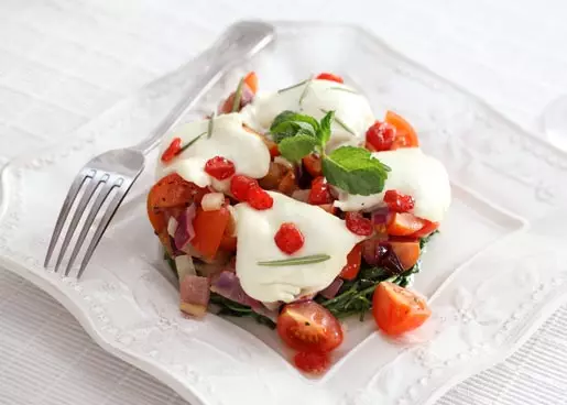 Snack vu Mozzarel mat Arugula an Tomaten, Schrëtt-Bype Rezept mat Fotoen