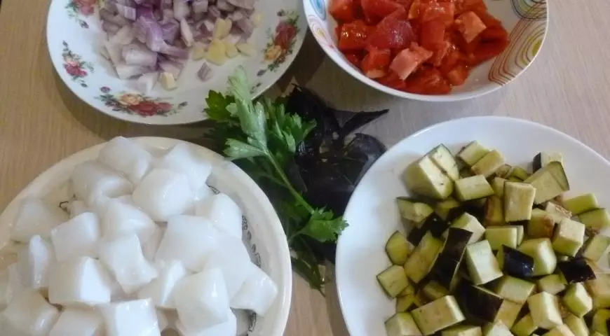 Calça cortada, beringelas, tomate e manjericão